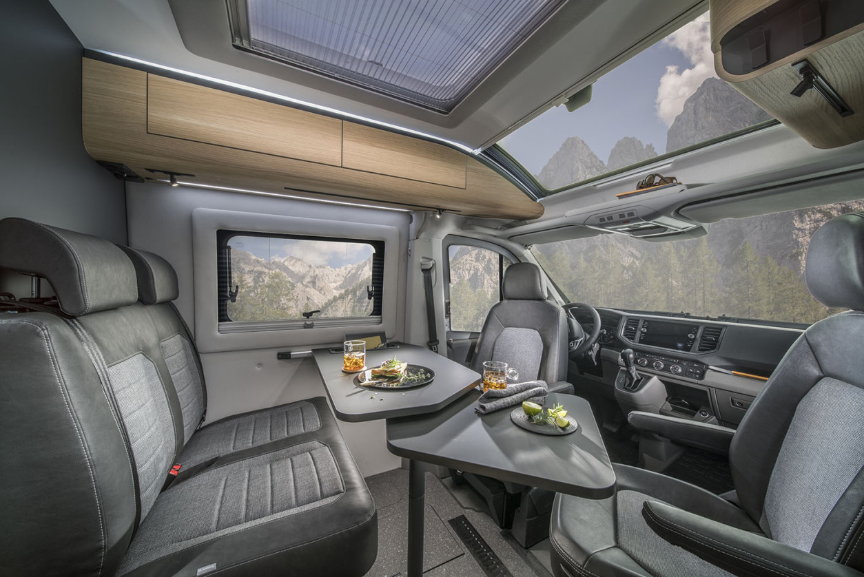 ADRIA TWIN Max Campervan auf VOLKSWAGEN Cratfer