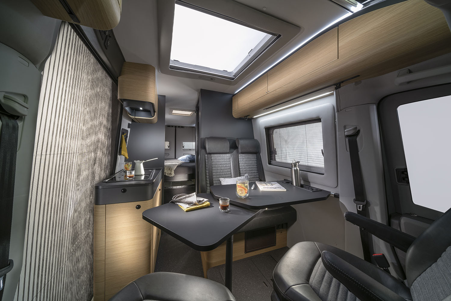 ADRIA TWIN Max Campervan auf VOLKSWAGEN Cratfer