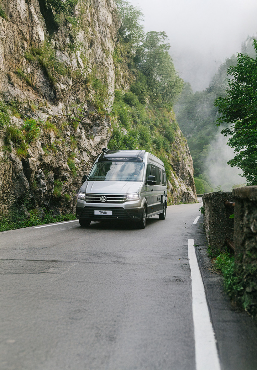 ADRIA TWIN Max Campervan auf VOLKSWAGEN Cratfer